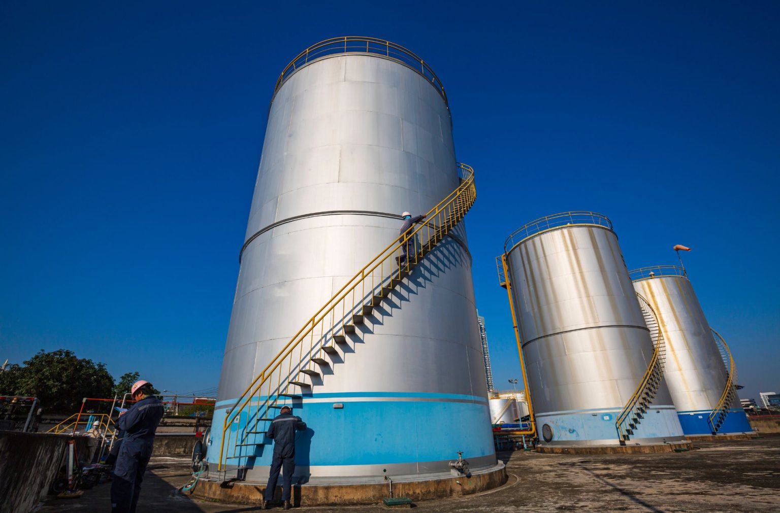 Guide to Cleaning Tanks Safely and Efficiently